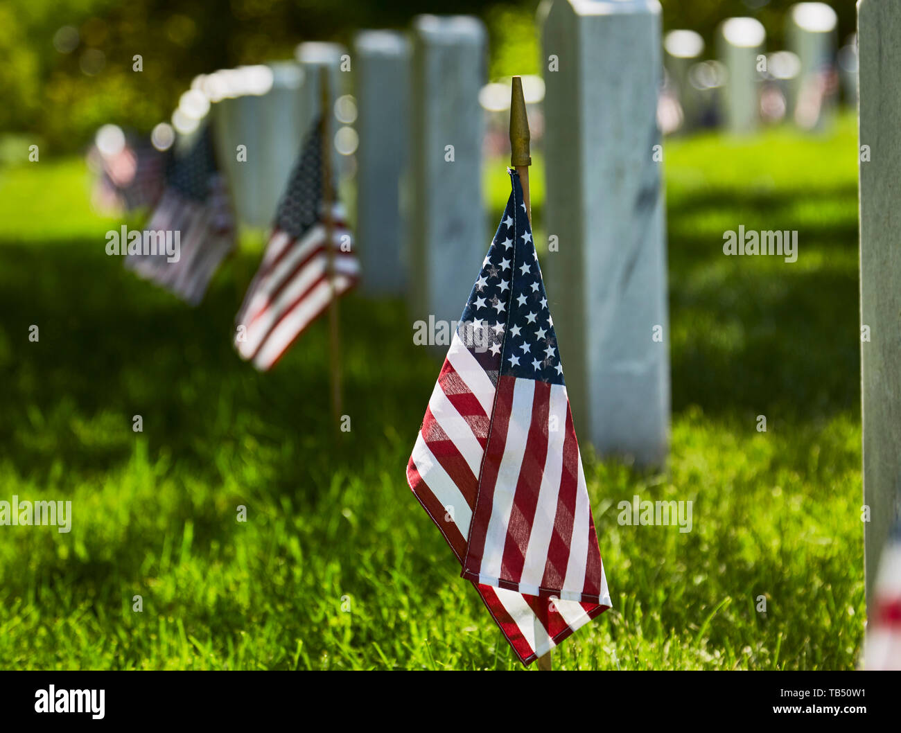 American flag gravesite hi-res stock photography and images - Alamy
