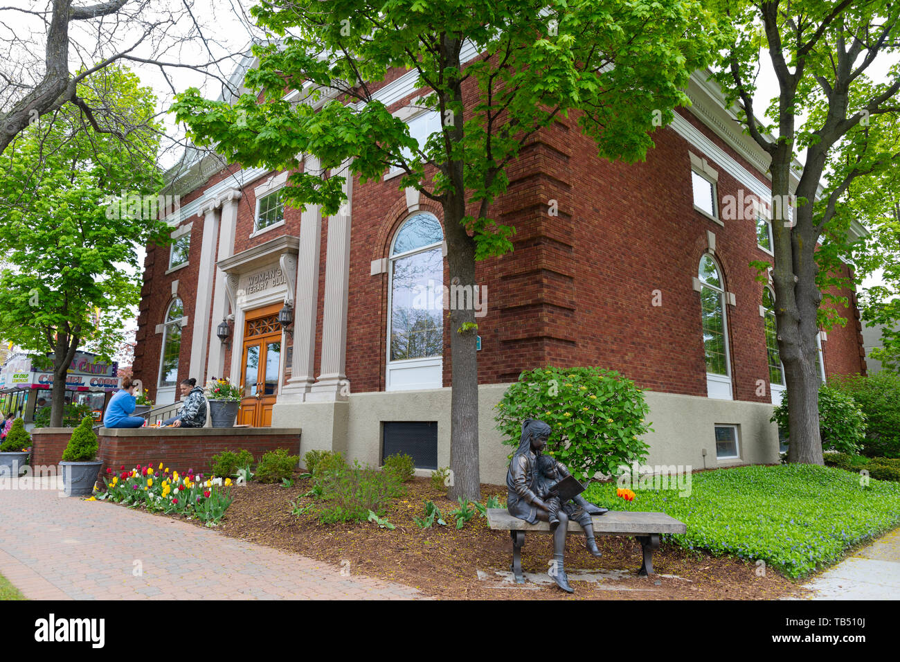 Holland, Michigan, USA - May 11, 2019: Couple eating lunch infront of ...