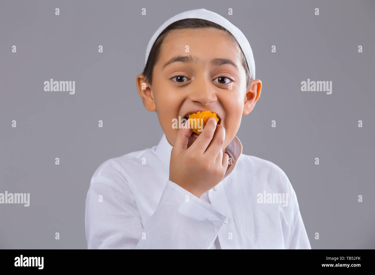 Muslim boy eating hi-res stock photography and images - Alamy