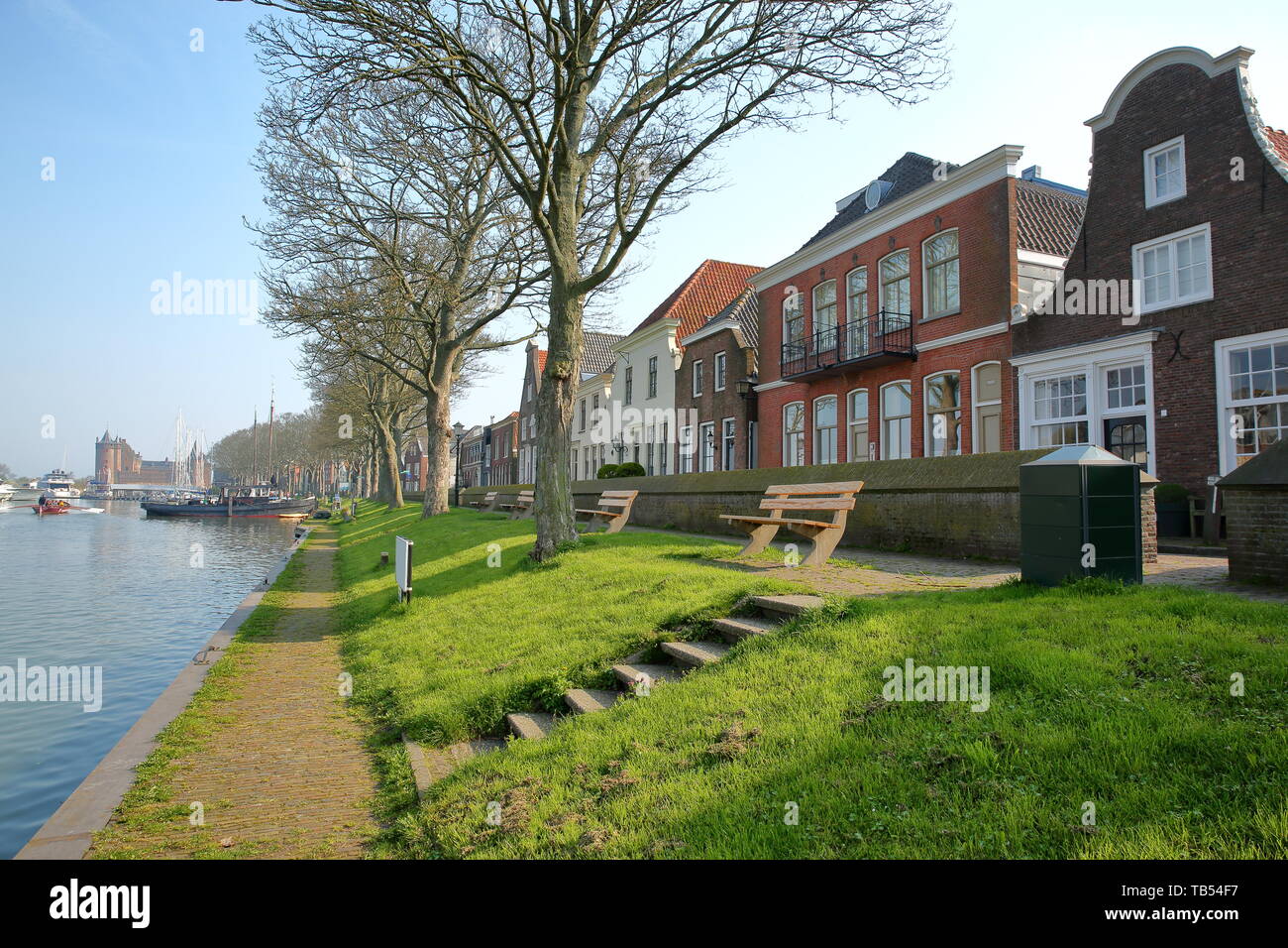 The riverside of Muiden with traditional houses and Muiderslot Castle ...