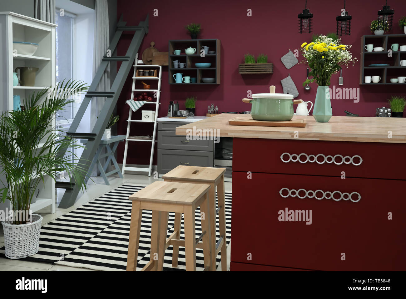 Interior of modern comfortable kitchen Stock Photo - Alamy