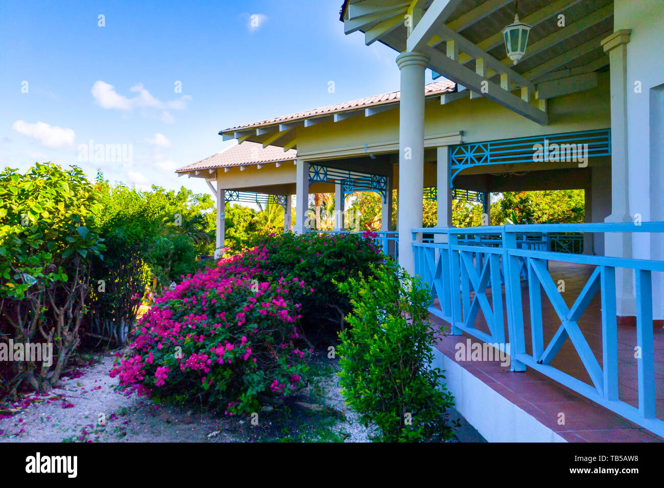 Modern white building sea hi-res stock photography and images - Alamy