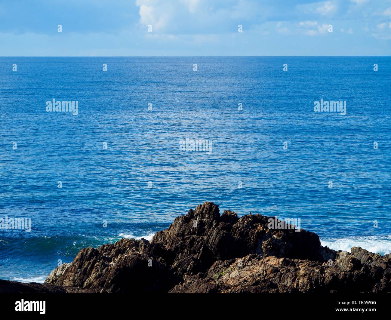 Sun reflected in the beautiful blue waters of Pacific Ocean Stock Photo ...