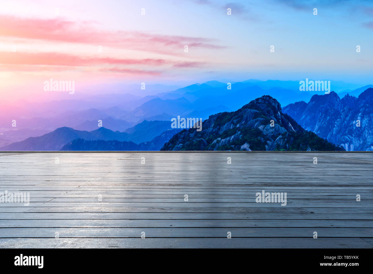 Empty road platform mountains hi-res stock photography and images - Alamy