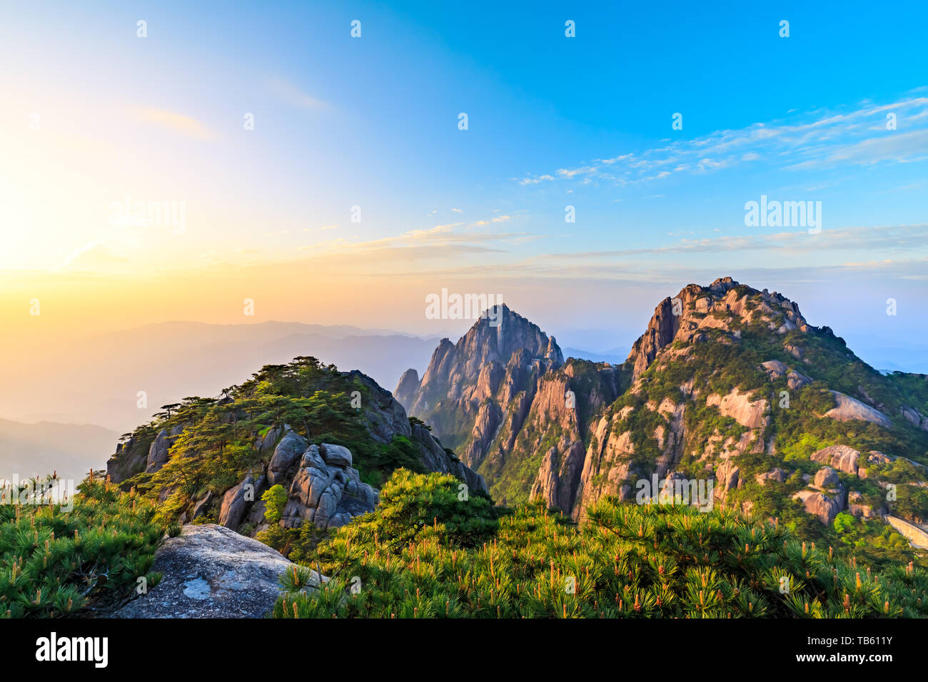 Hiking mount huangshan hi-res stock photography and images - Alamy