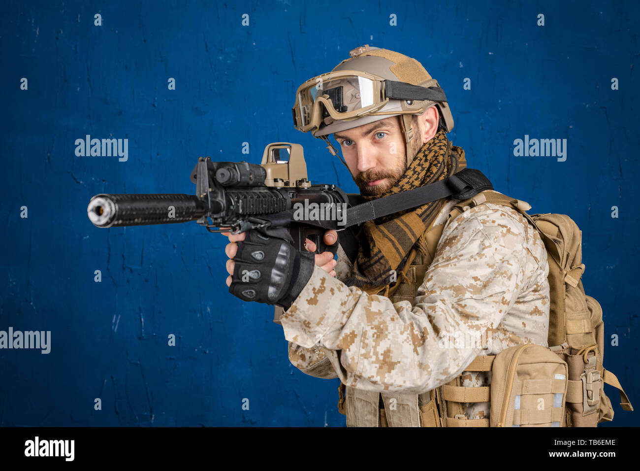Modern soldier with rifle Stock Photo - Alamy