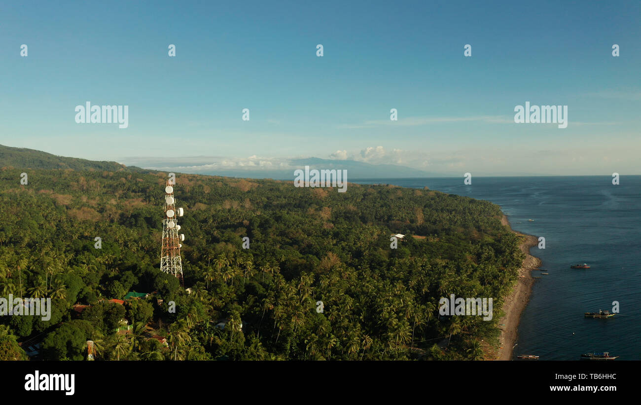Antennas and microwaves link dishes of mobile phone network and TV ...