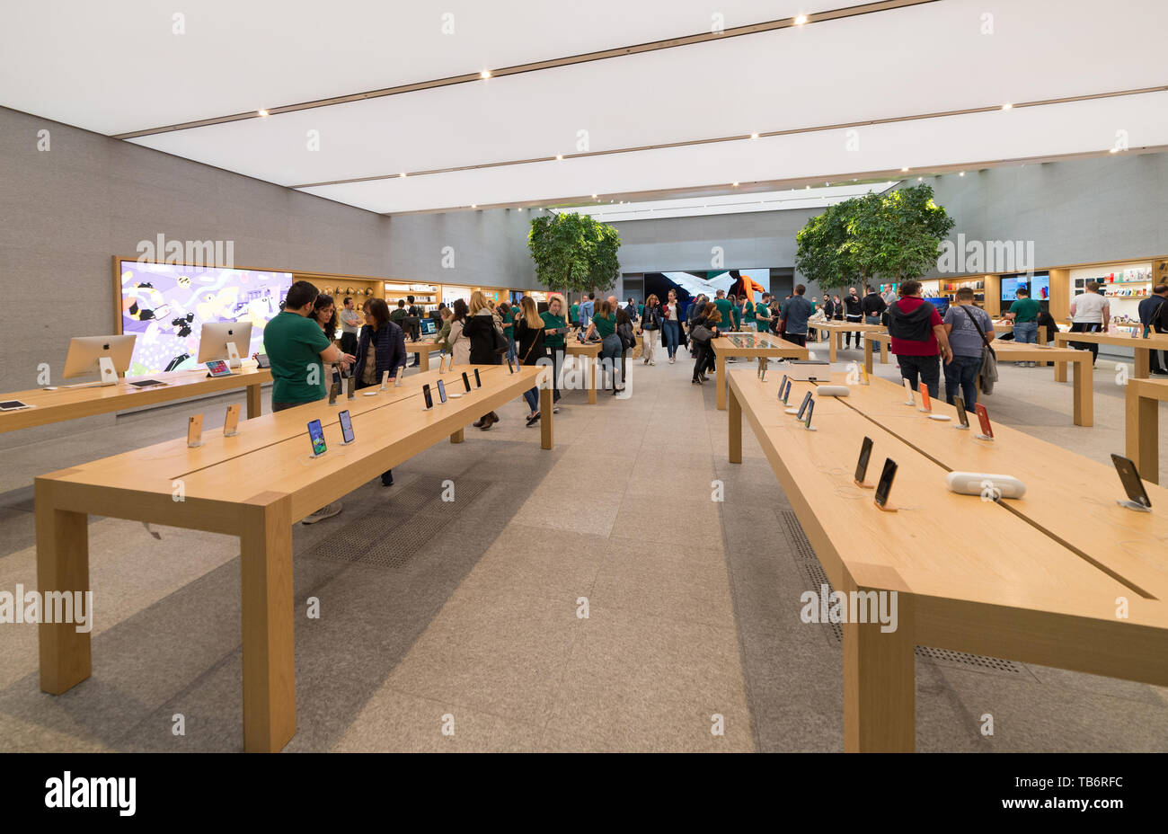 Apple store milan architecture hi-res stock photography and images - Alamy