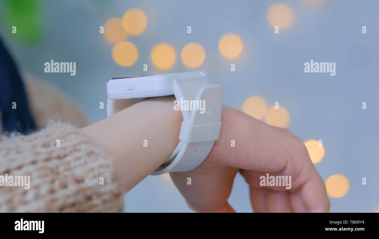 Smartwatch call hi-res stock photography and images - Alamy