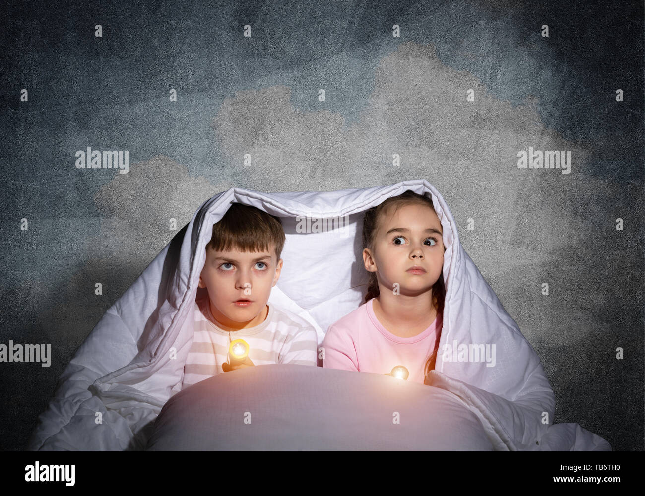 Child scared dark bed hi-res stock photography and images - Alamy