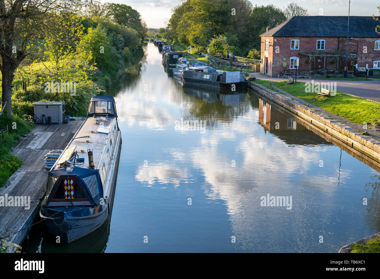 Narrow boats kennet and avon canal hi-res stock photography and images ...