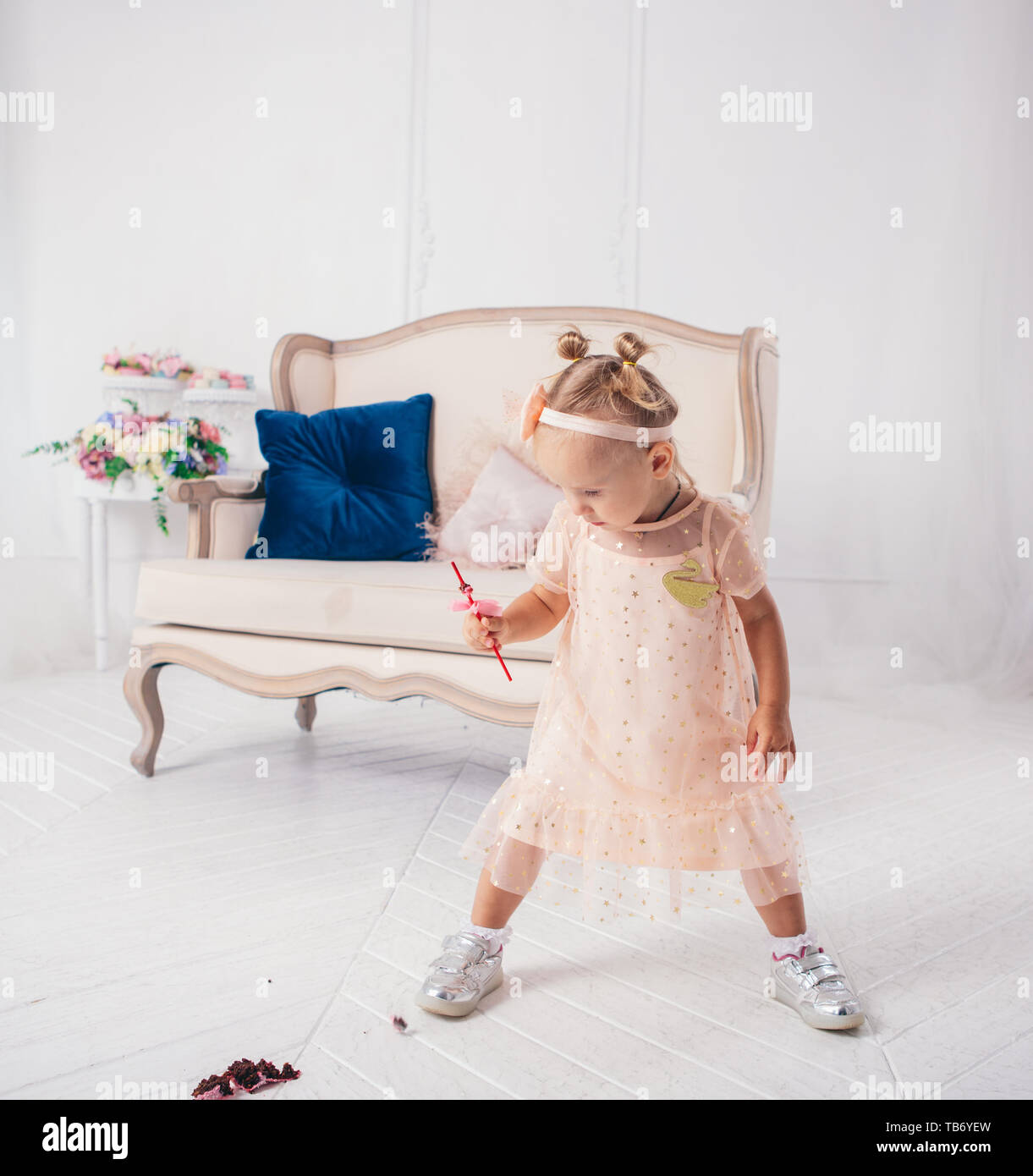 Dropped cake on floor hi-res stock photography and images - Alamy