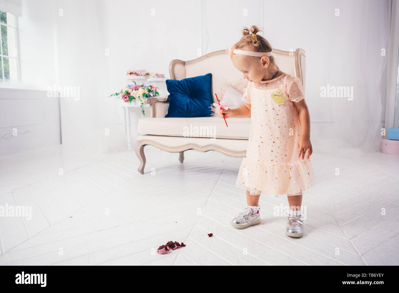 Dropped cake on floor hi-res stock photography and images - Alamy