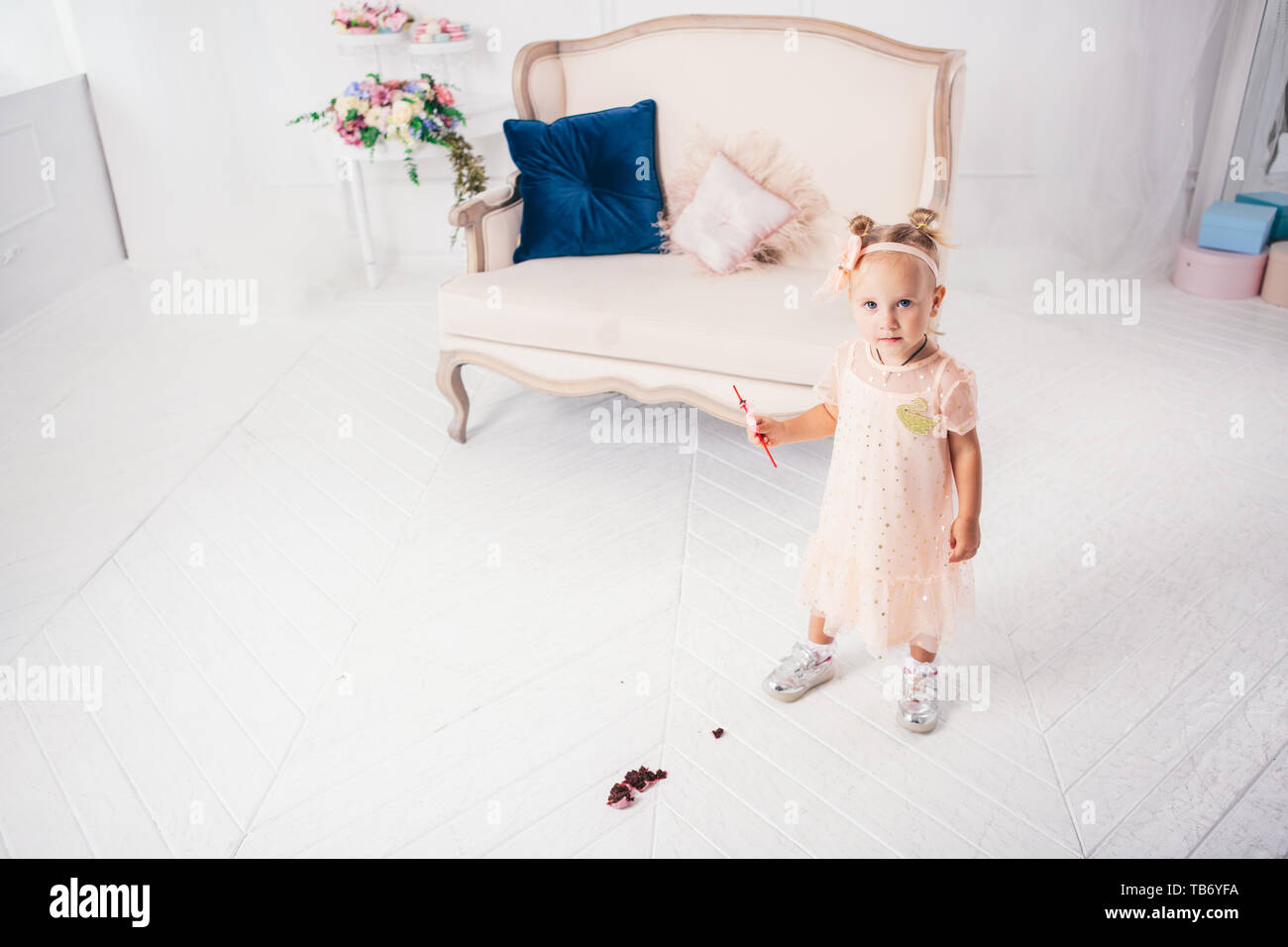 Dropped cake on floor hi-res stock photography and images - Alamy