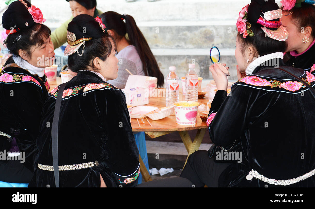 Woman putting makeup hi-res stock photography and images - Alamy