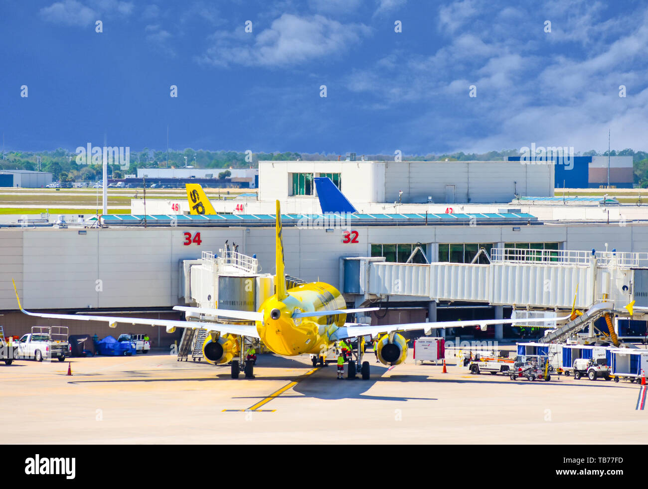 Airplanes control tower orlando hi-res stock photography and images - Alamy