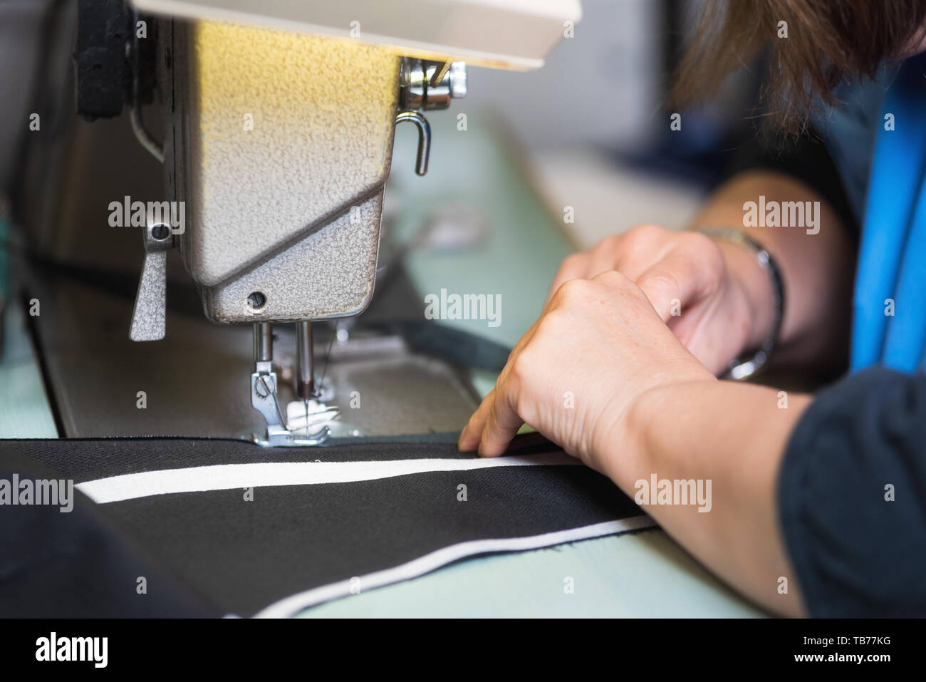 Woman tailor working on sewing machine. Hands. close up. Tailoring ...