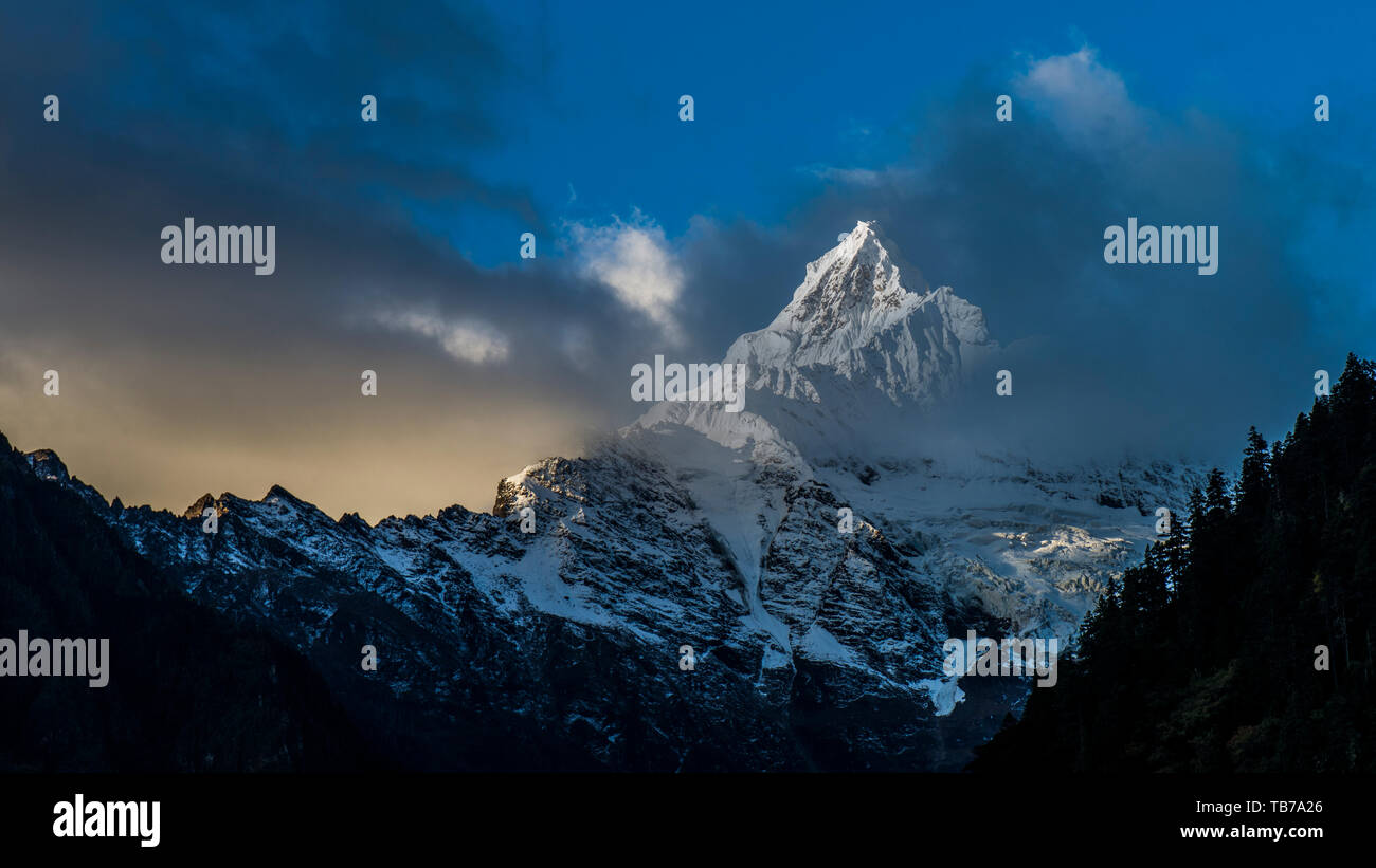 Meri snow mountains hi-res stock photography and images - Alamy