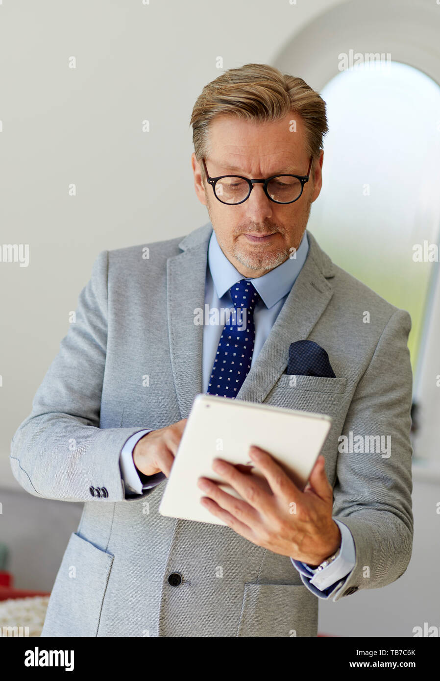 Professional holding ipad hi-res stock photography and images - Alamy