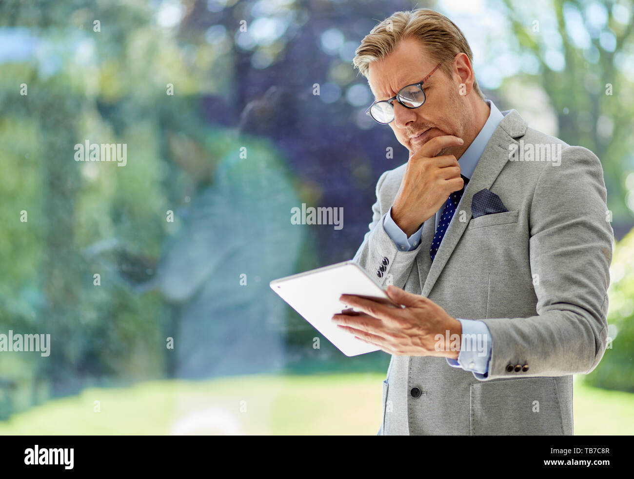 Holding ipad office hi-res stock photography and images - Alamy