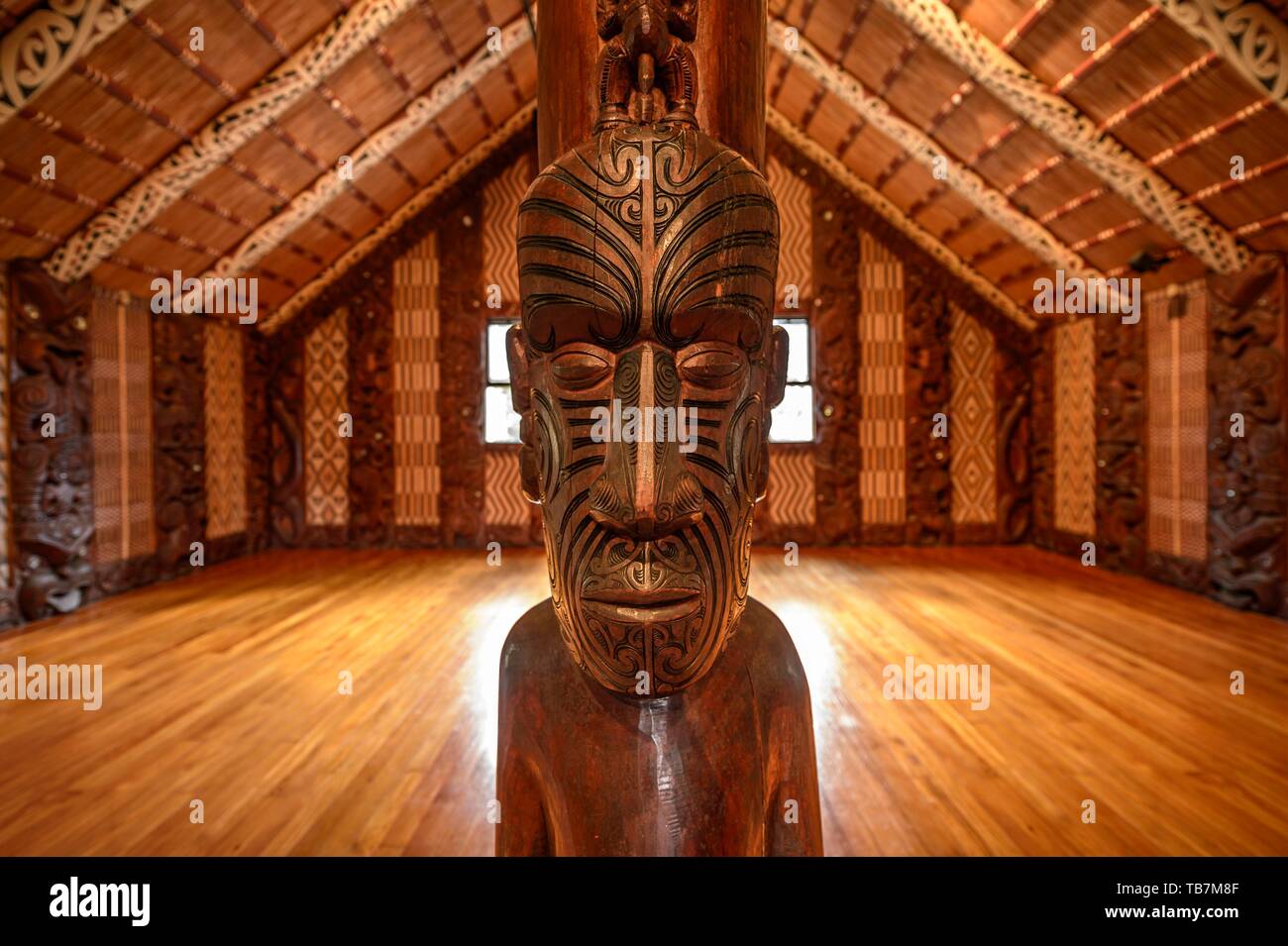 Maori statue hi-res stock photography and images - Alamy