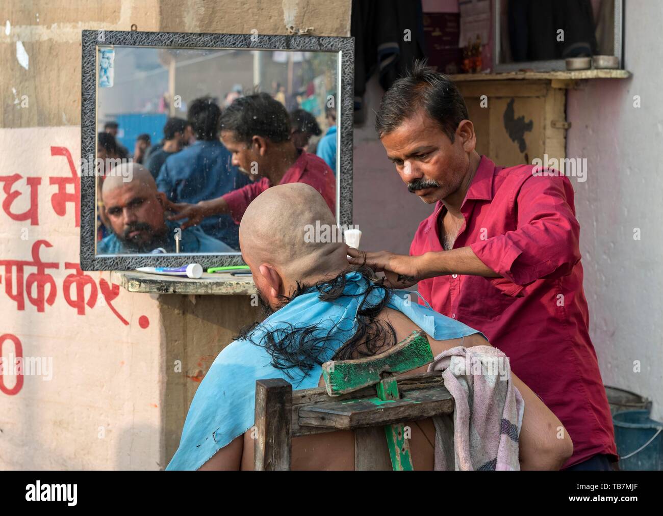 Street barber shop, Varanasi, Uttar Pradesh, India Stock Photo - Alamy