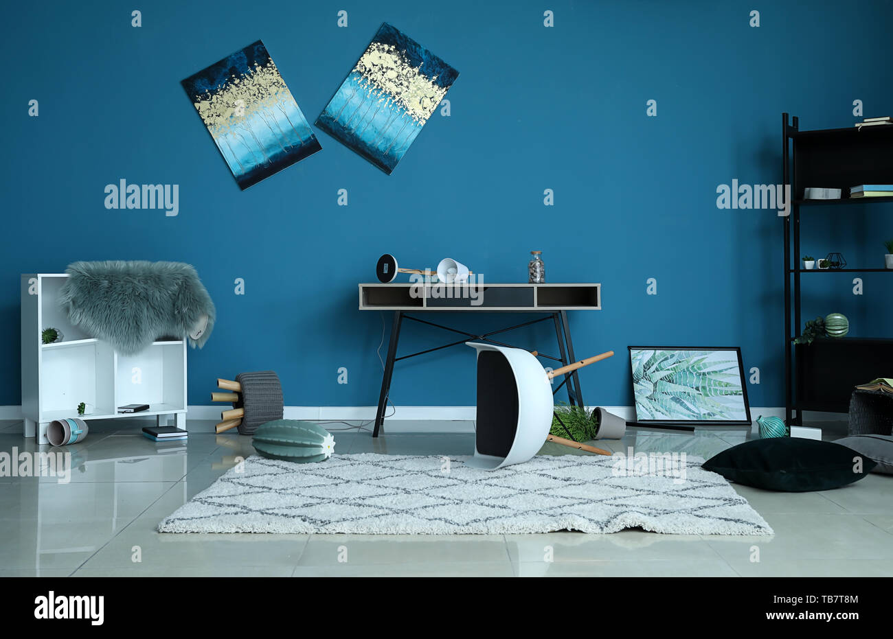 Interior of room after earthquake Stock Photo - Alamy