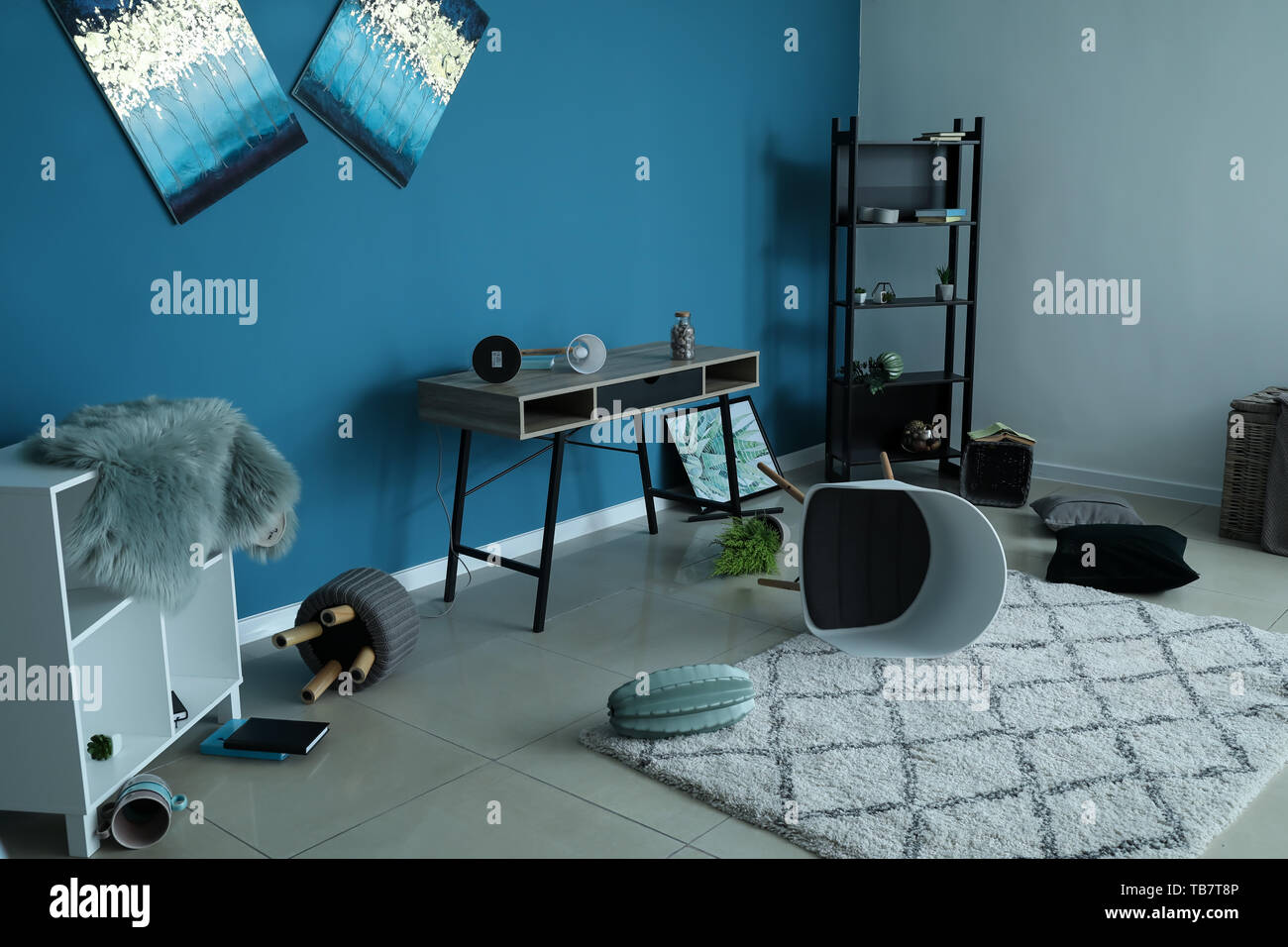 Interior of room after earthquake Stock Photo - Alamy