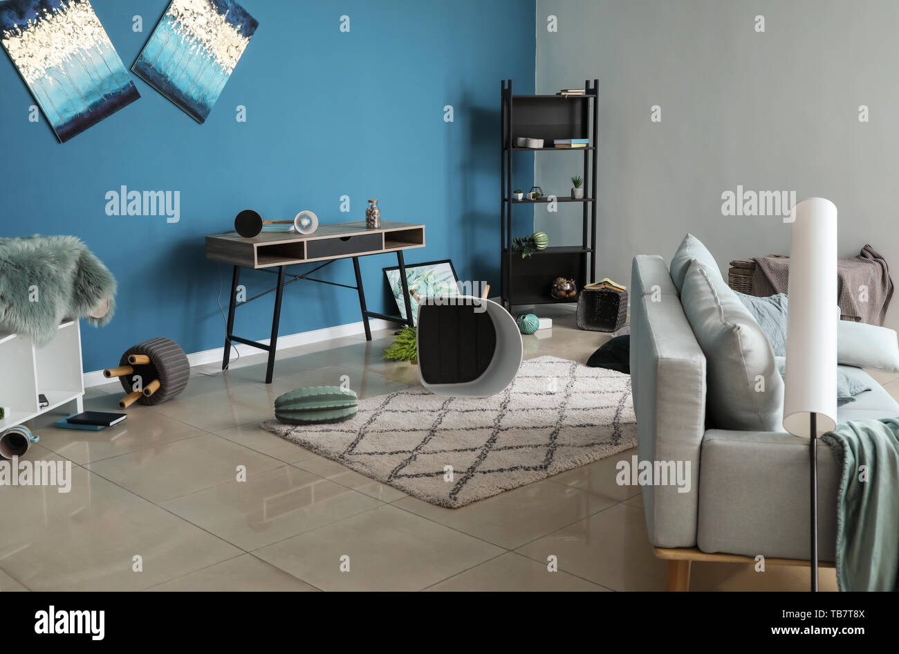Interior of room after earthquake Stock Photo - Alamy