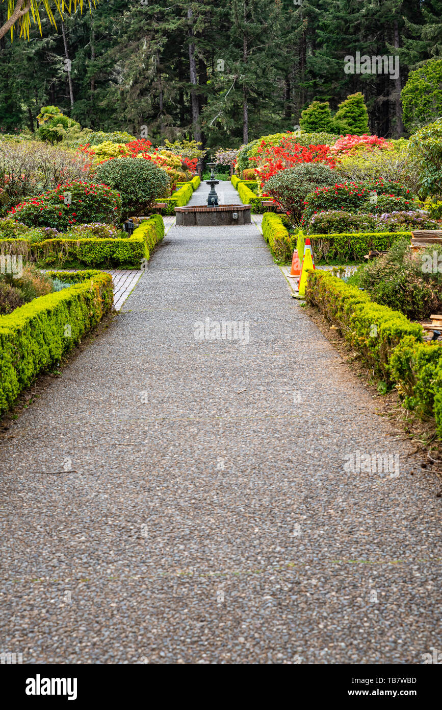 Walkway through the formal gardens at Shore Acres State Park, Coos Bay ...