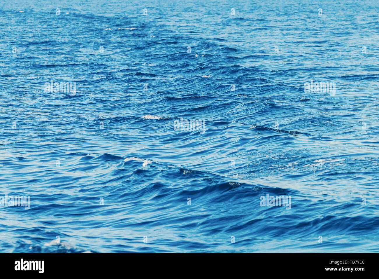 Waves behind a boat, Patterns of waves in water Stock Photo - Alamy
