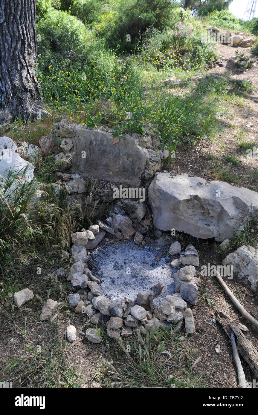 Campfire circle hi-res stock photography and images - Alamy