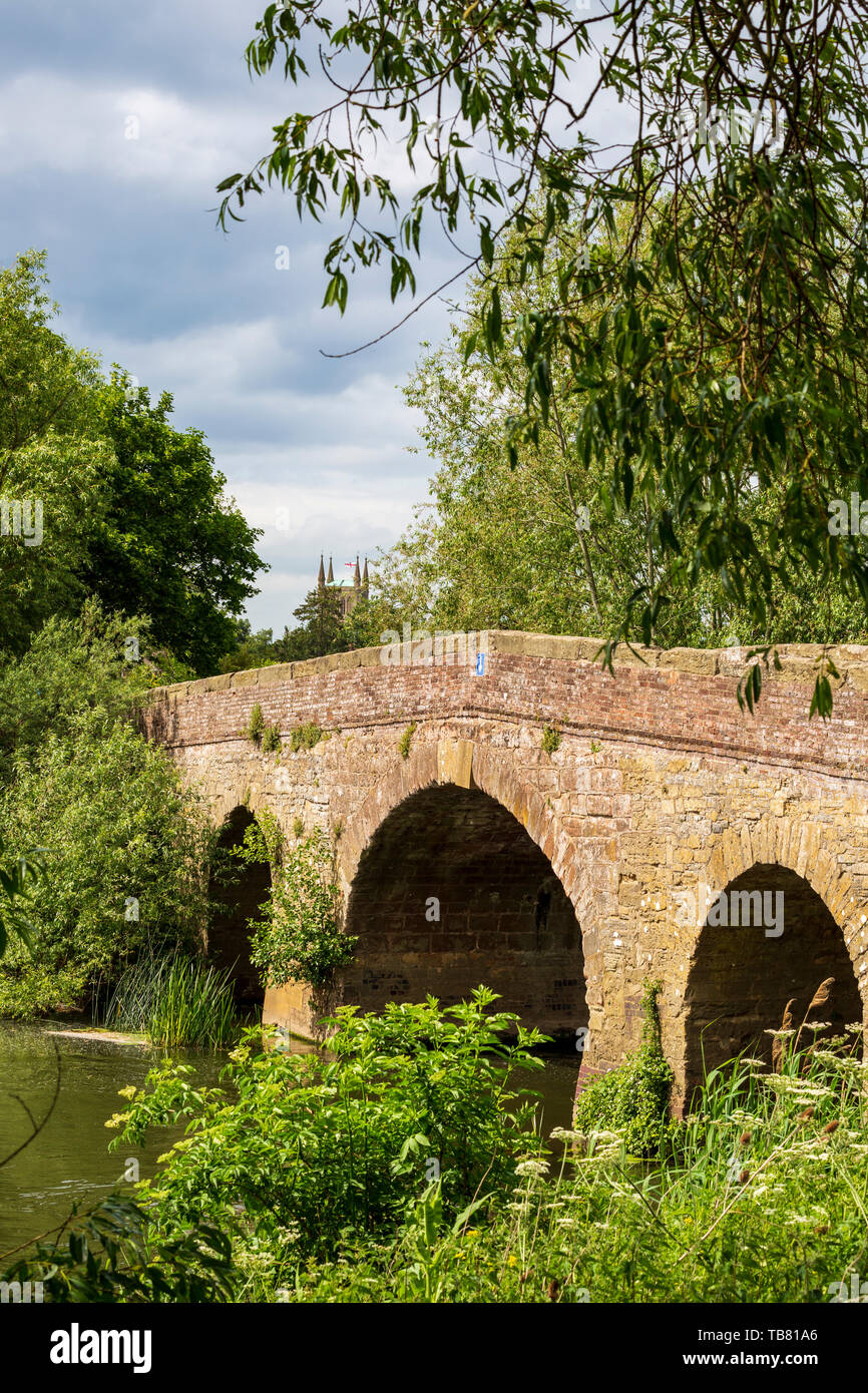 The 15th century Pershore Old bridge over the river Avon with Pershore ...