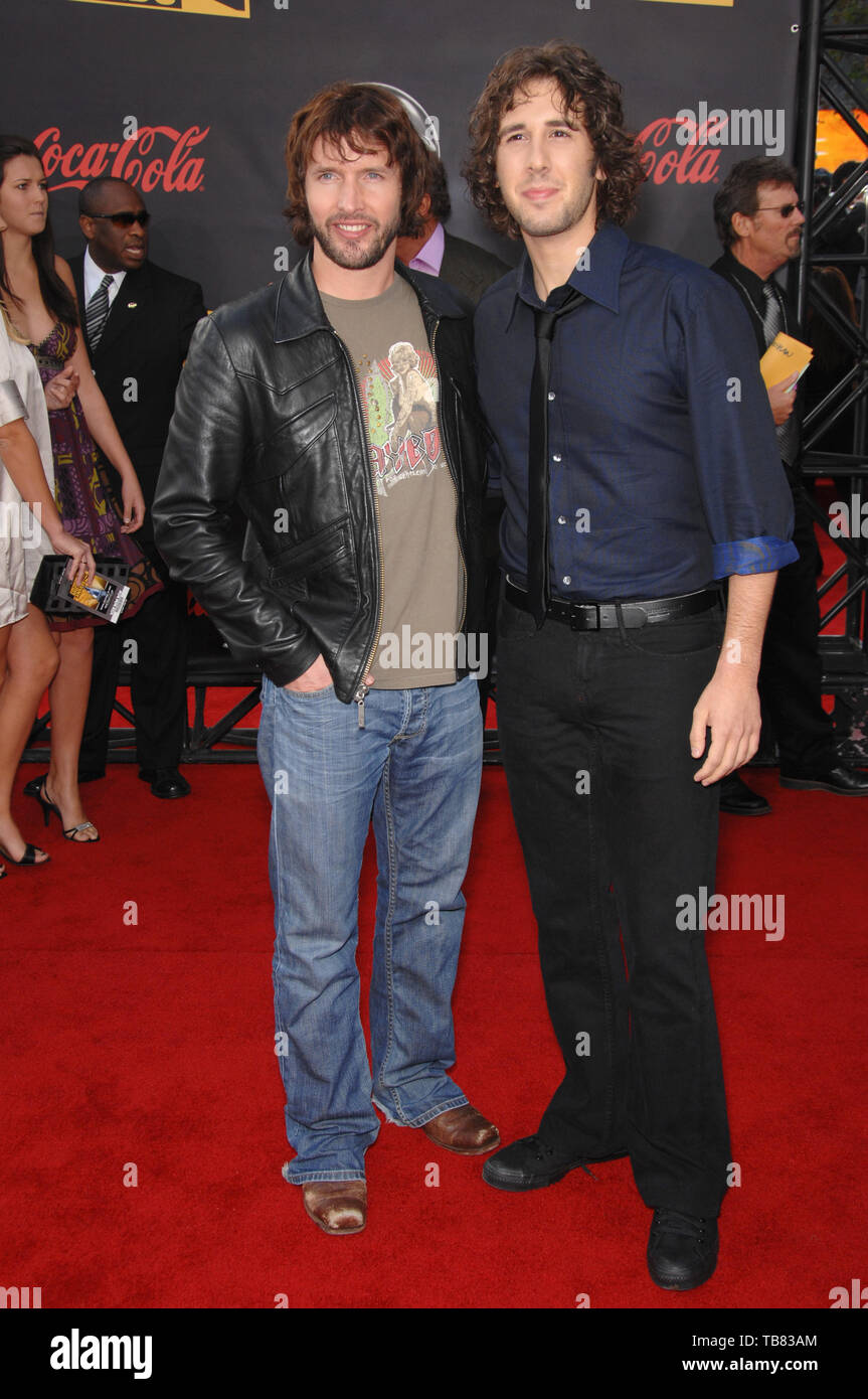 LOS ANGELES, CA. November 18, 2007: James Blunt (left) & Josh Groban at ...