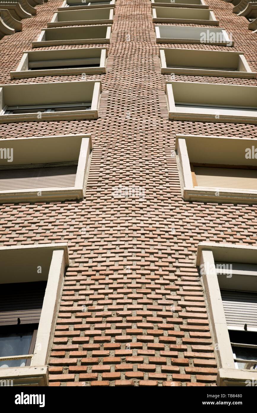Brick wall below windows hi-res stock photography and images - Alamy
