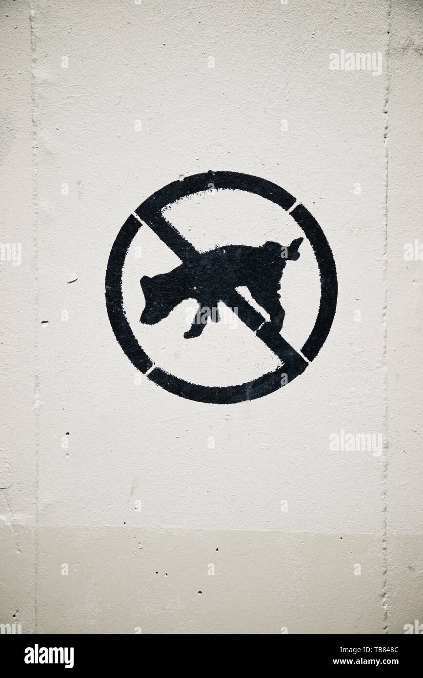 sign forbidden to pee the dogs in a concrete column Stock Photo - Alamy