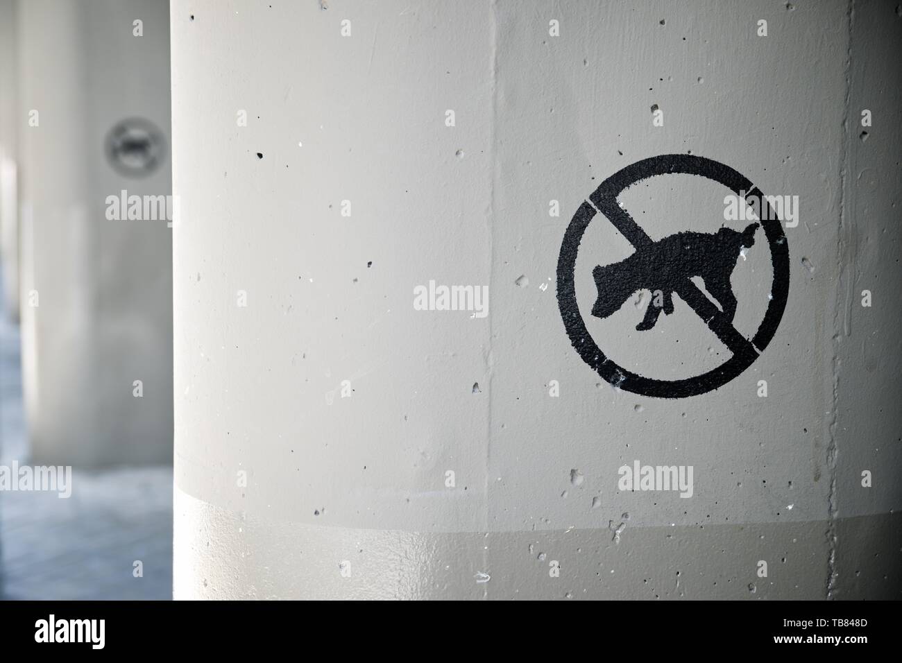 sign forbidden to pee the dogs in a concrete column Stock Photo - Alamy