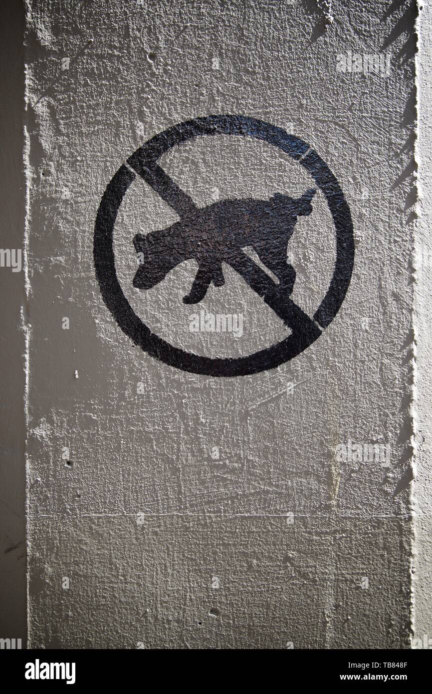 sign forbidden to pee the dogs in a concrete column Stock Photo - Alamy