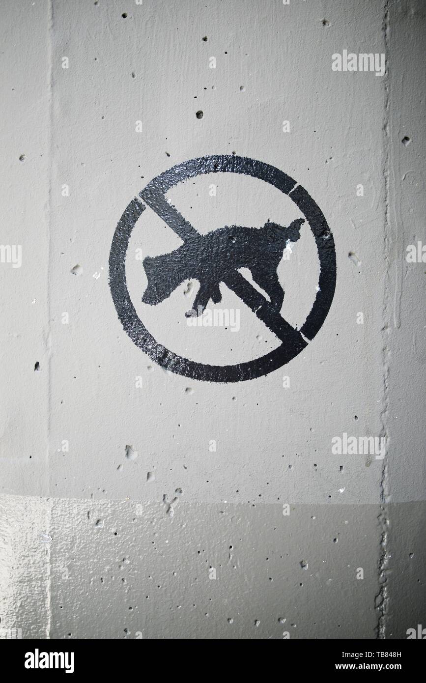 sign forbidden to pee the dogs in a concrete column Stock Photo - Alamy