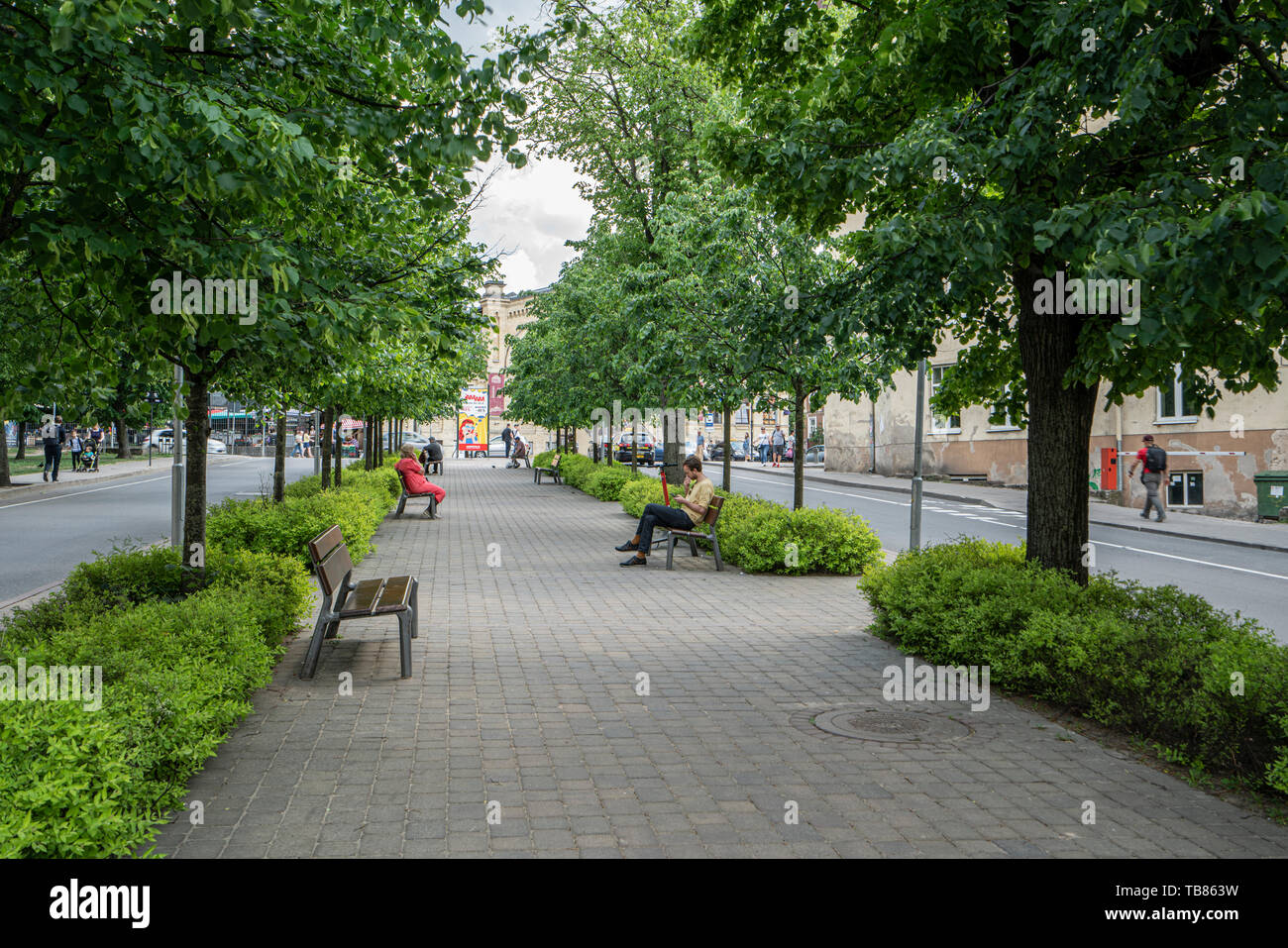 People sitting on park benches hi-res stock photography and images - Alamy