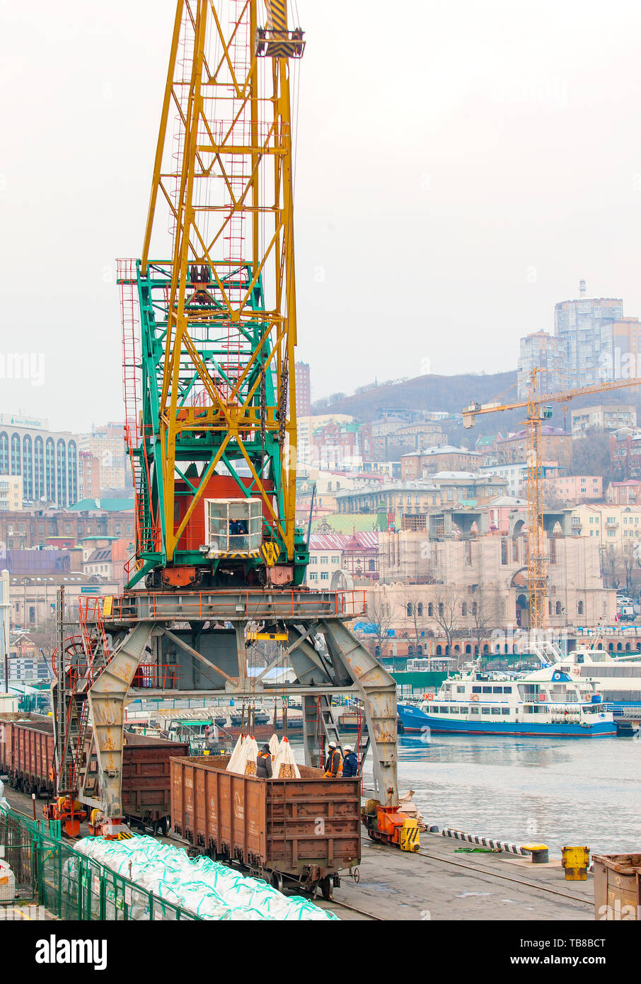 workers loaded bags in port Stock Photo - Alamy