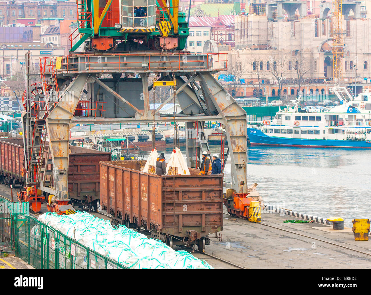 workers loaded bags in port Stock Photo - Alamy