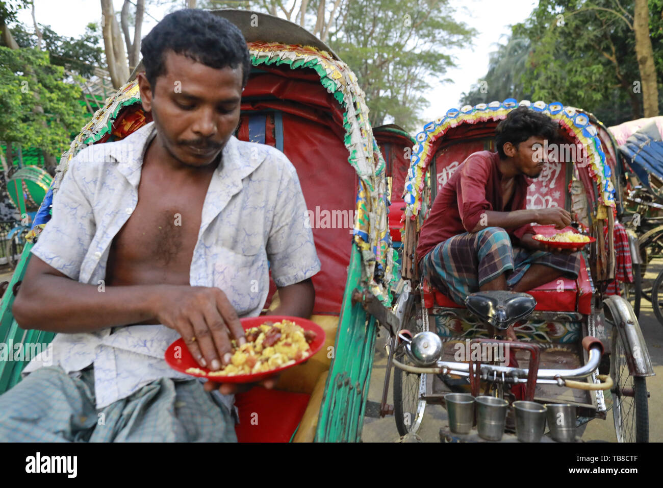 Dhaka, Bangladesh. 30th May, 2019. Bangladeshi rickshaw pullers break ...