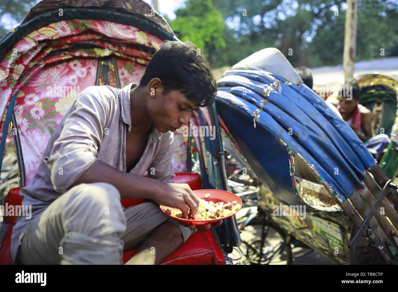 Dhaka, Bangladesh. 30th May, 2019. Bangladeshi rickshaw pullers break ...