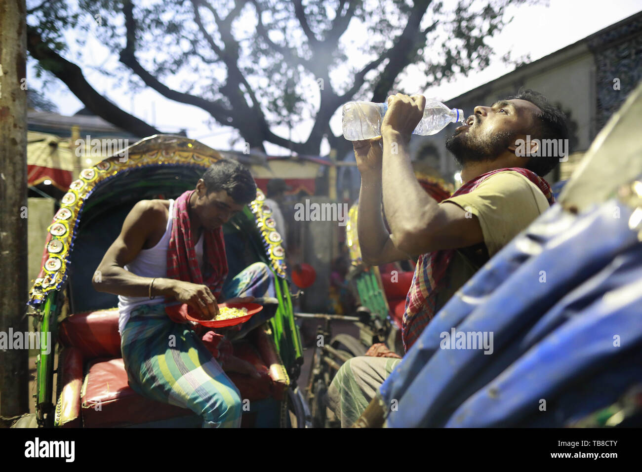 Dhaka, Bangladesh. 30th May, 2019. Bangladeshi rickshaw pullers break ...