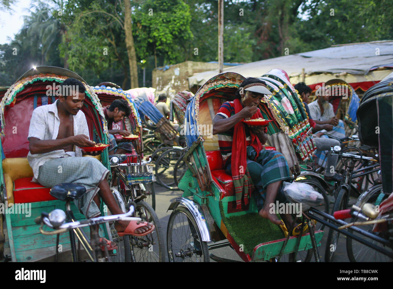 Dhaka, Bangladesh. 30th May, 2019. Bangladeshi rickshaw pullers break ...
