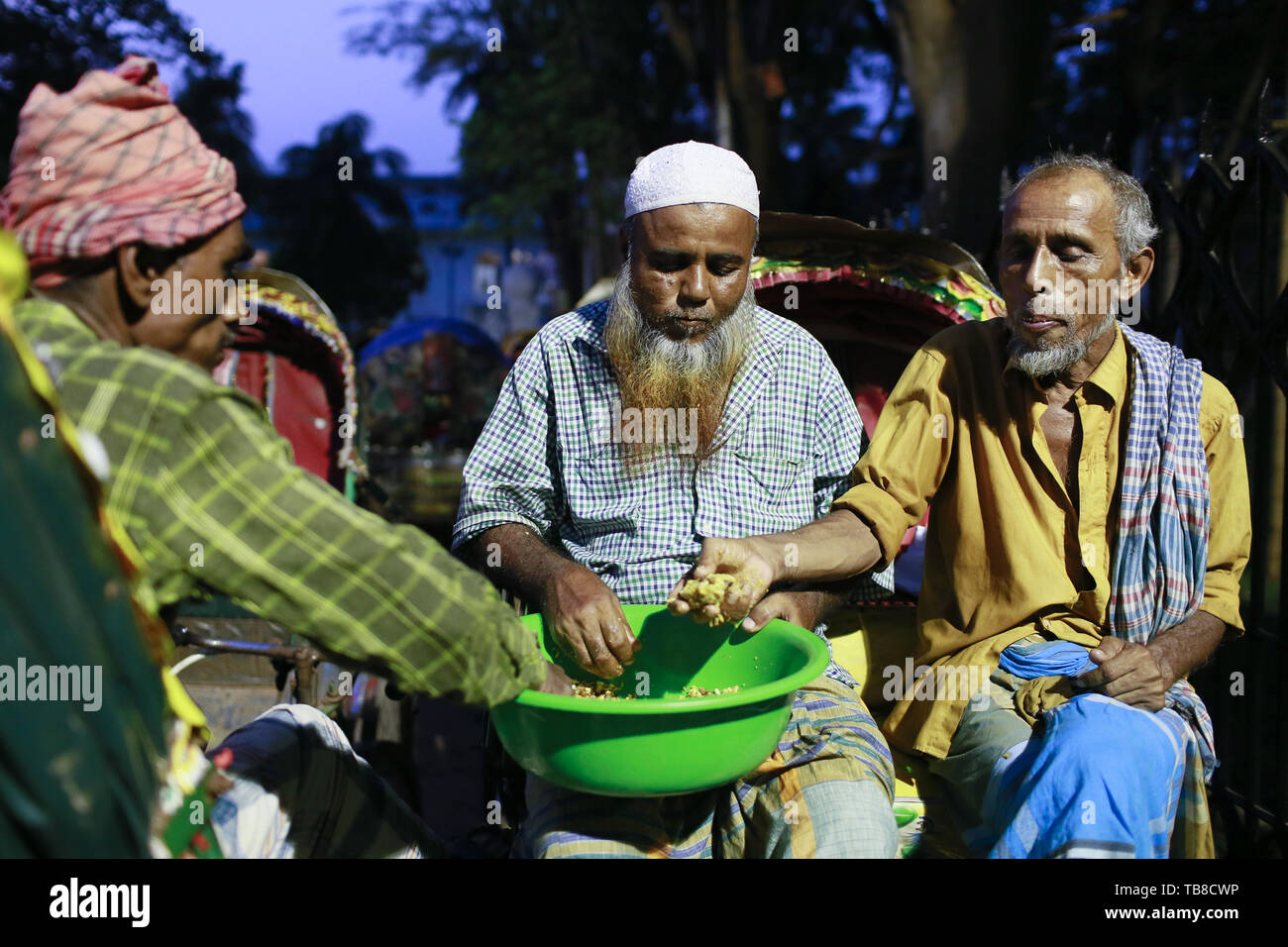 Dhaka, Bangladesh. 30th May, 2019. Bangladeshi rickshaw pullers break ...
