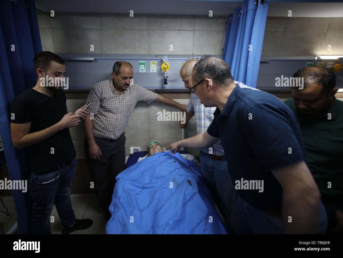 Bethlehem, West Bank, Palestinian Territory. 31st May, 2019. Relatives mourn over the body ...