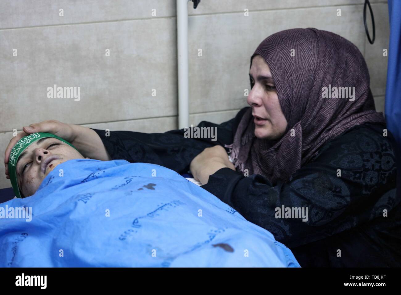 Bethlehem, West Bank, Palestinian Territory. 31st May, 2019. Relatives mourn over the body ...