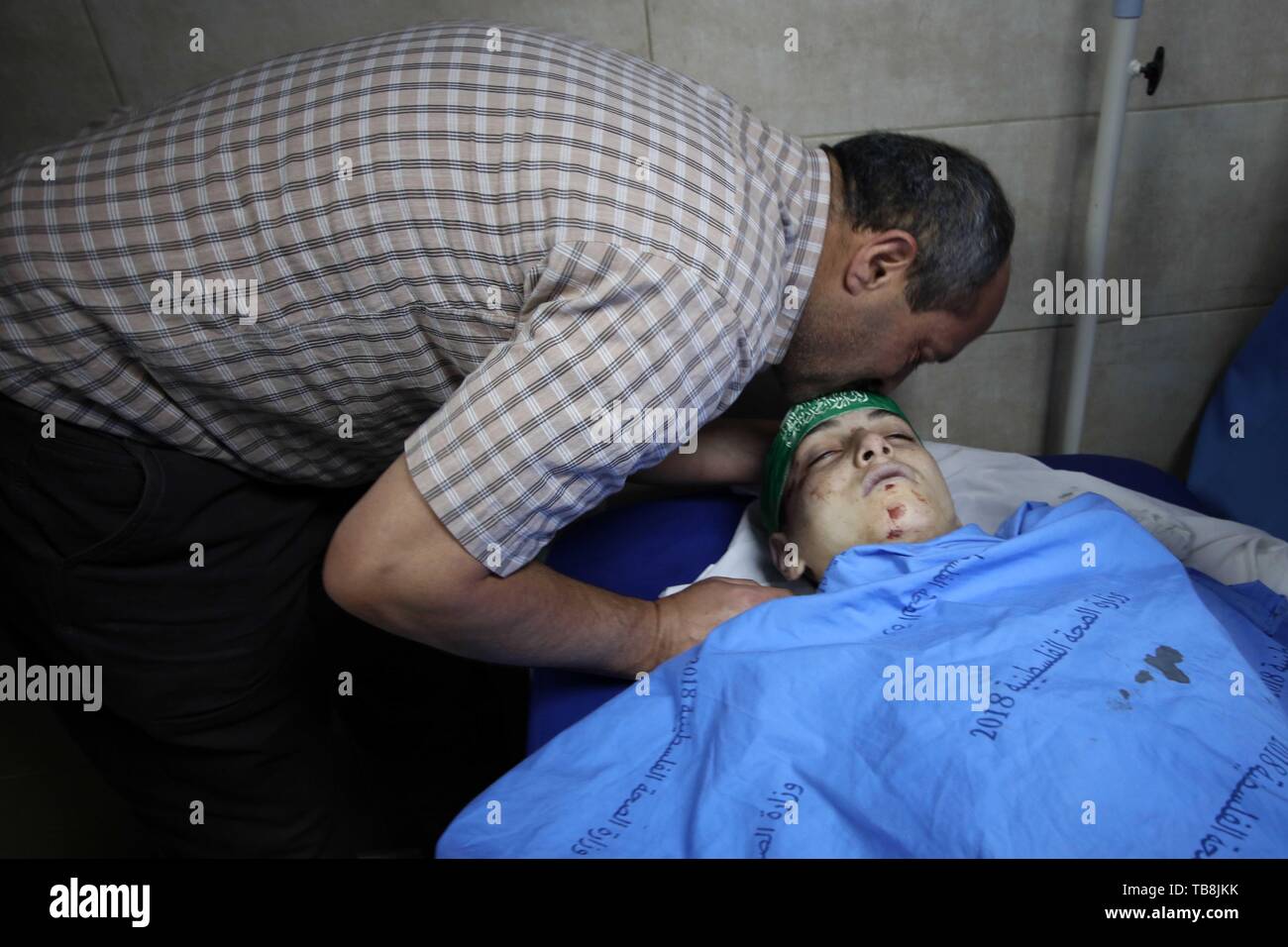 Bethlehem, West Bank, Palestinian Territory. 31st May, 2019. Relatives mourn over the body ...